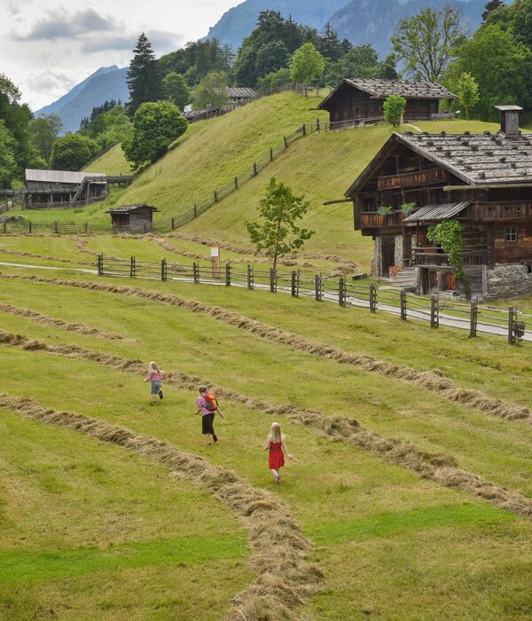 Museumsfriedhof (Lustiger Friedhof) in Kramsach | Tirol