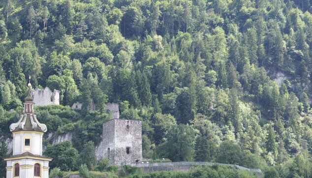 Schlossberg mit Burgruine Rattenberg in Rattenberg